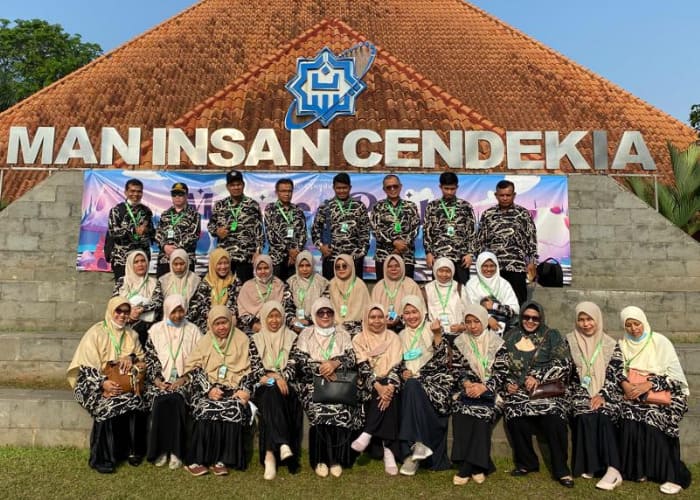 SMAN 1 SUMATERA BARAT STUDI TIRU KE MAN IC SERPONG